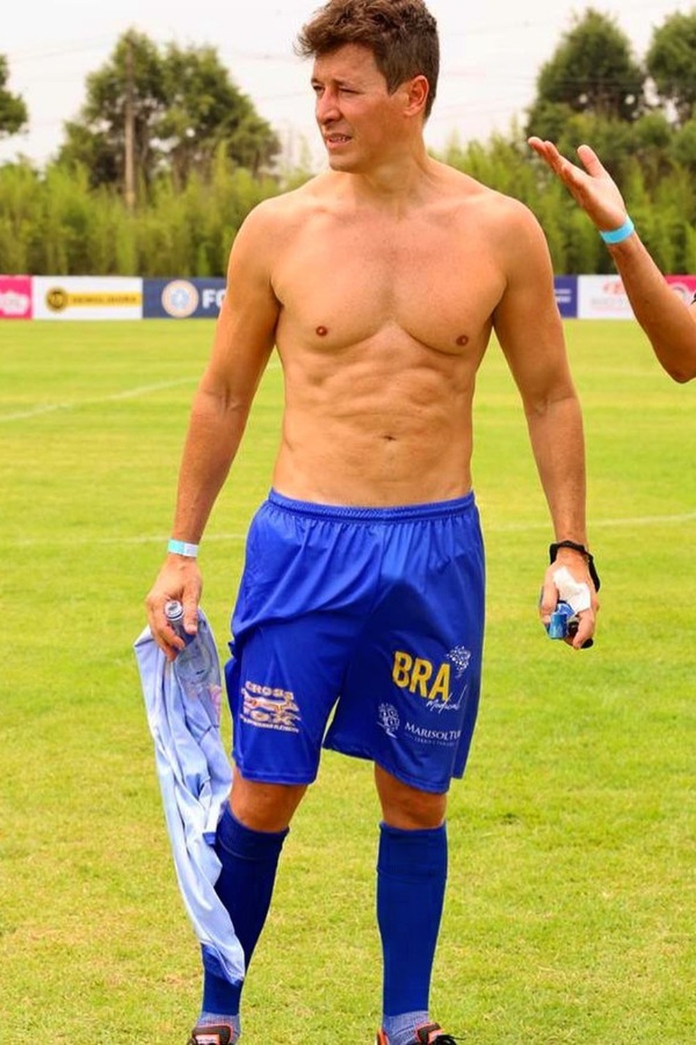 Rodrigo Faro impressiona fãs ao posar sem camisa