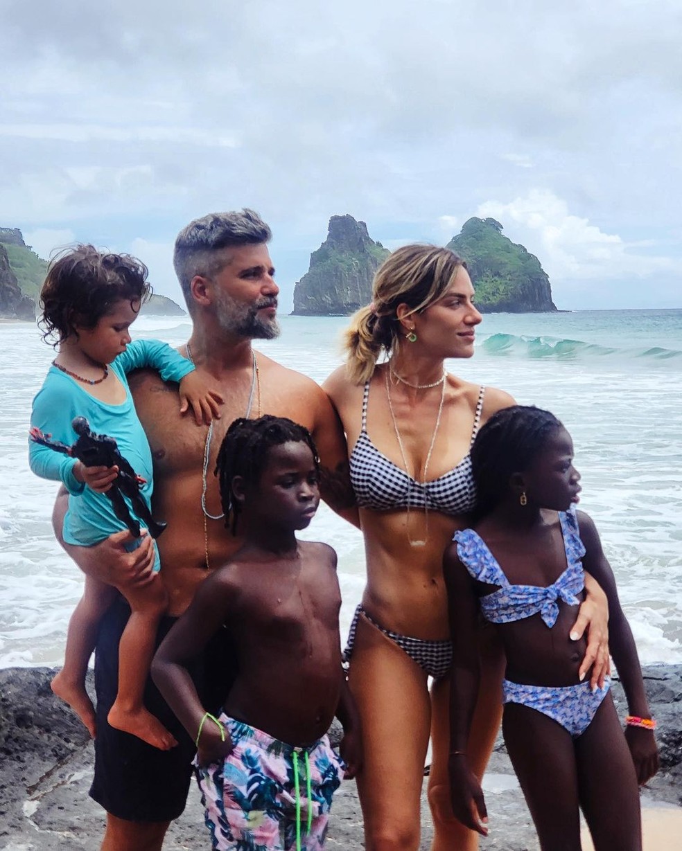 Giovanna Ewbank celebra viagem em família para Fernando de Noronha