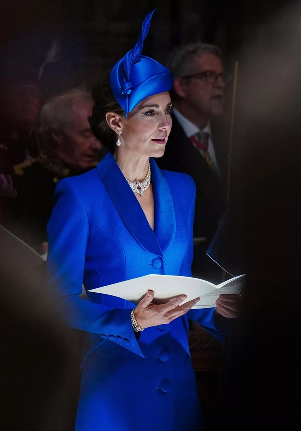 Kate Middleton usa look azul e colar cheio de significado na cerimônia ...