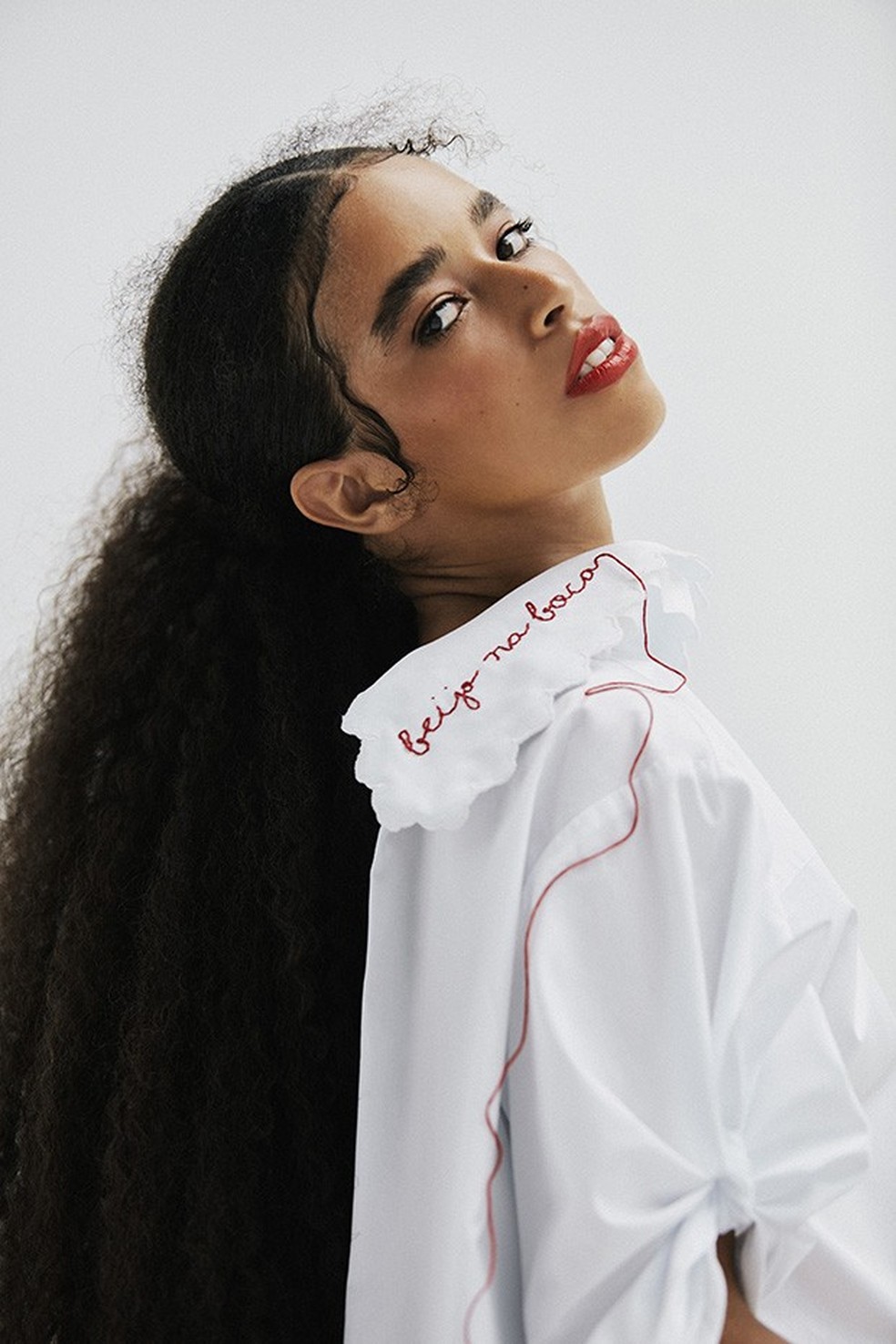 Boca vermelha é destaque em cliques estrelados por Amanda Mendes do ...