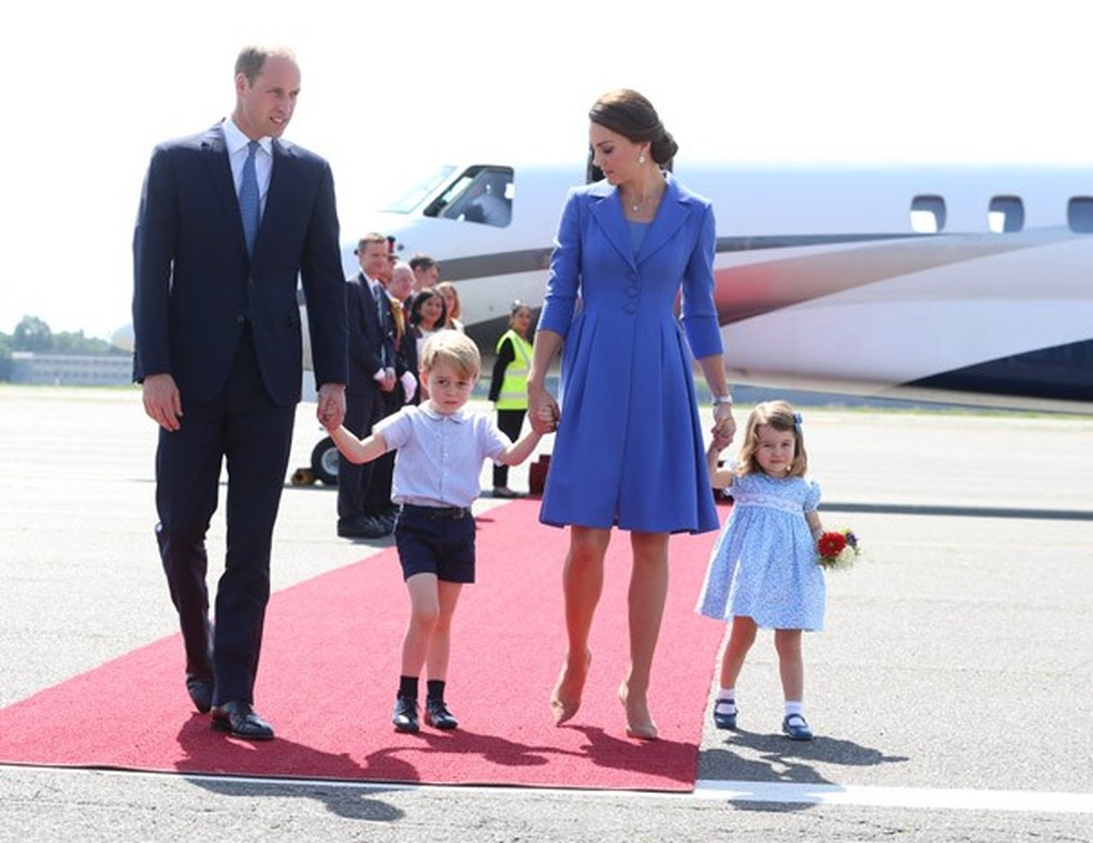 Família real chega à Berlim com looks combinados
