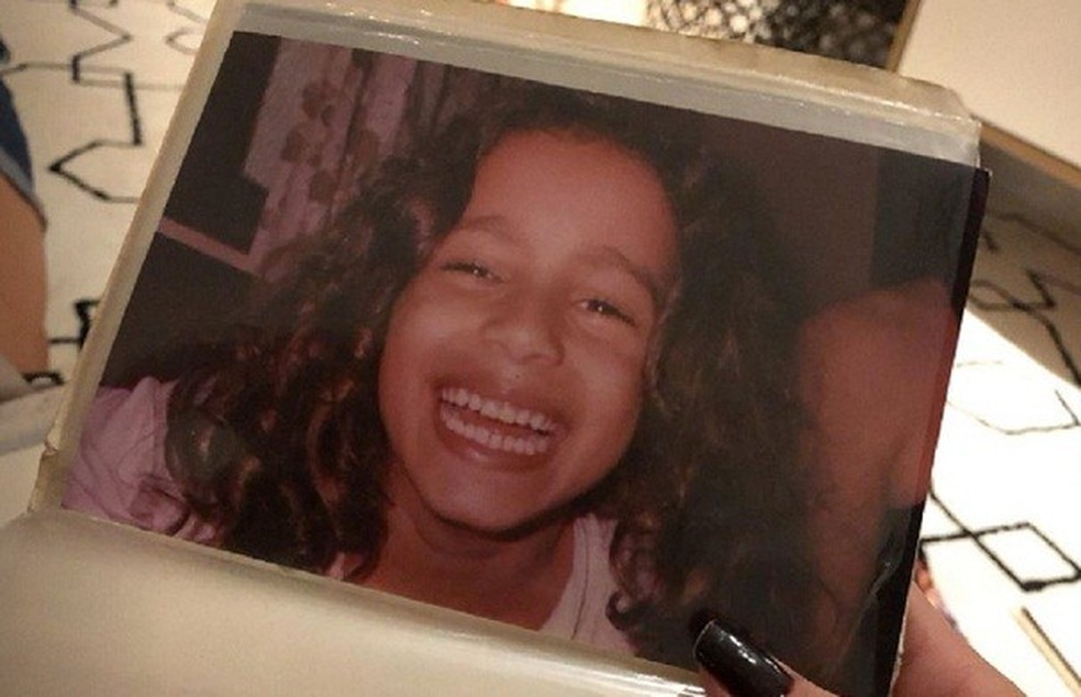Anitta abre o álbum de família e mostra fotos da infância e adolescência