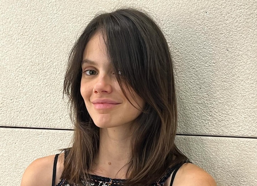 Laura Neiva renova visual e exibe novo cabelo para 2024