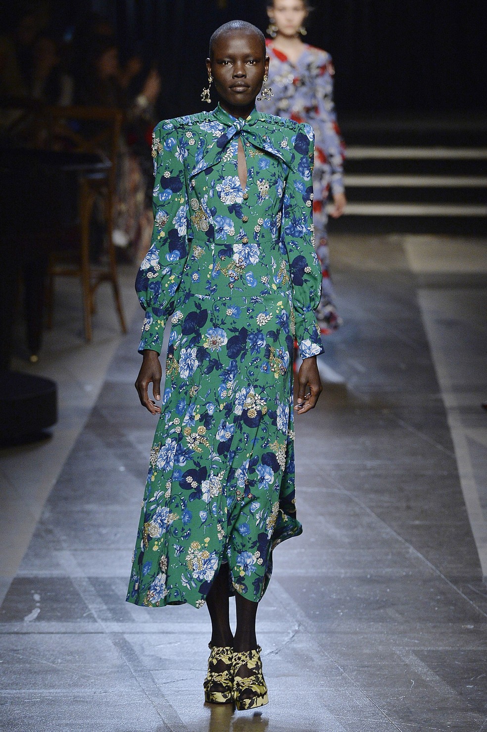 Bem-vinda, primavera! Floral é tendência nas passarelas internacionais