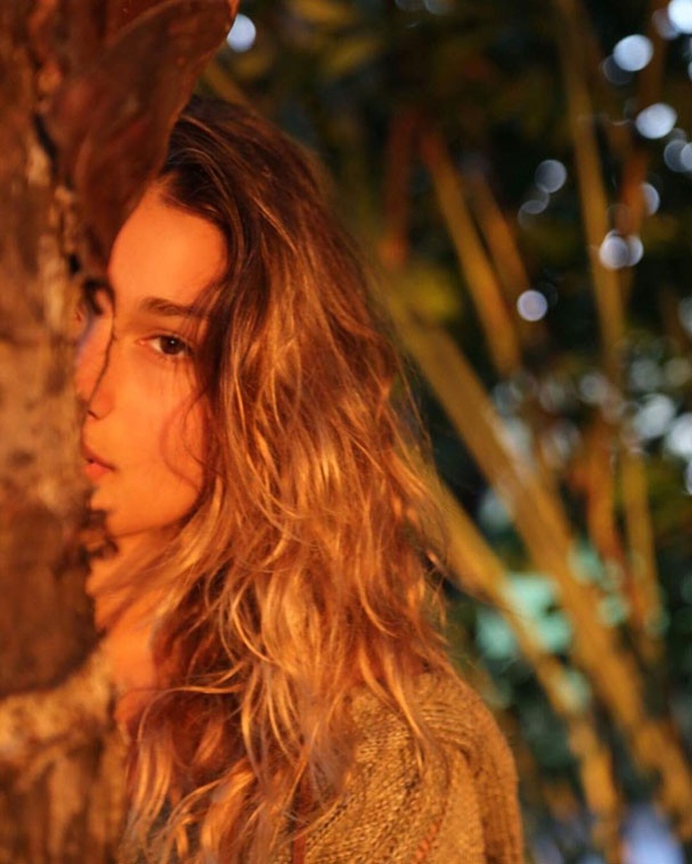 Sasha Meneghel mostra cabelos dourados e impressiona por beleza