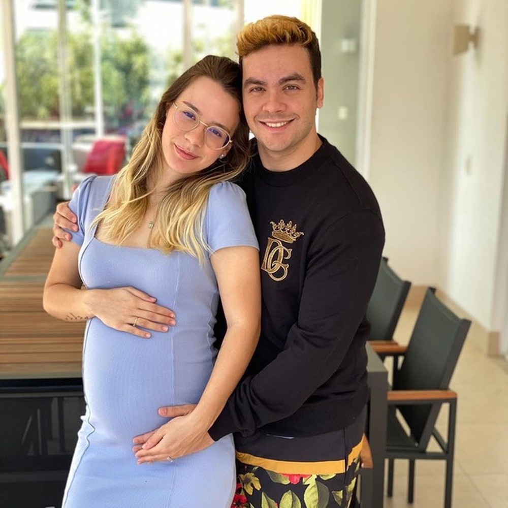 Luccas Neto mostra obra em sua nova mansão