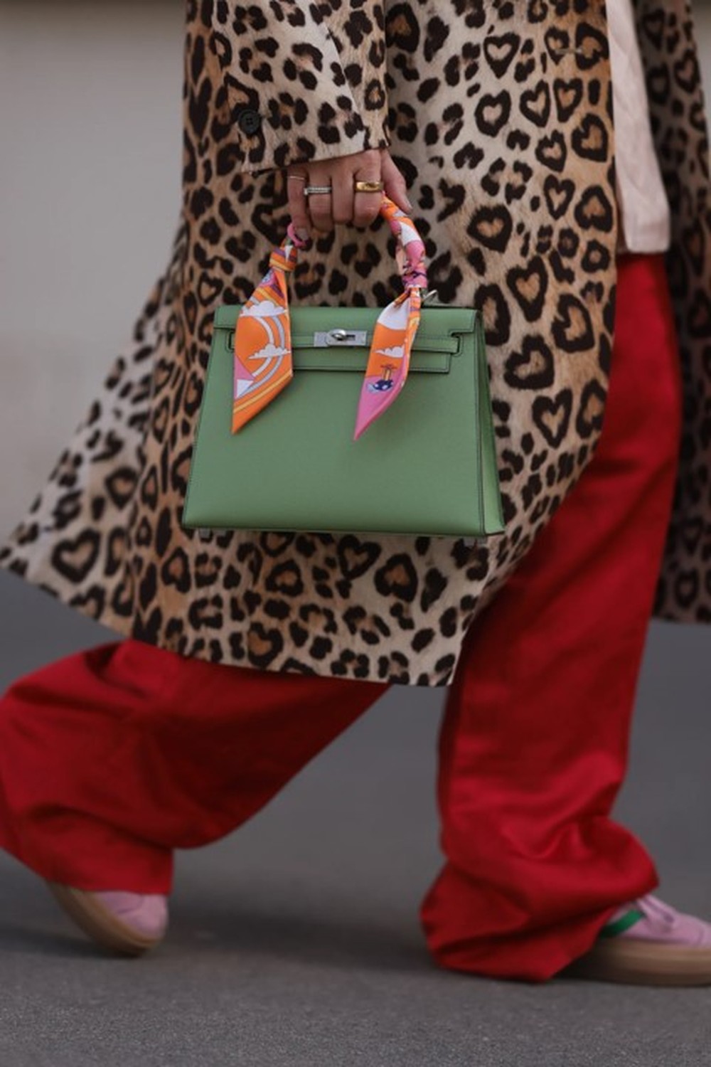 8 jeitos de usar lenço, o acessório preferido das celebridades