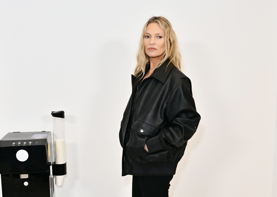 Kate Moss resgata sapato hit nos anos 1990 na Semana de Moda de Paris