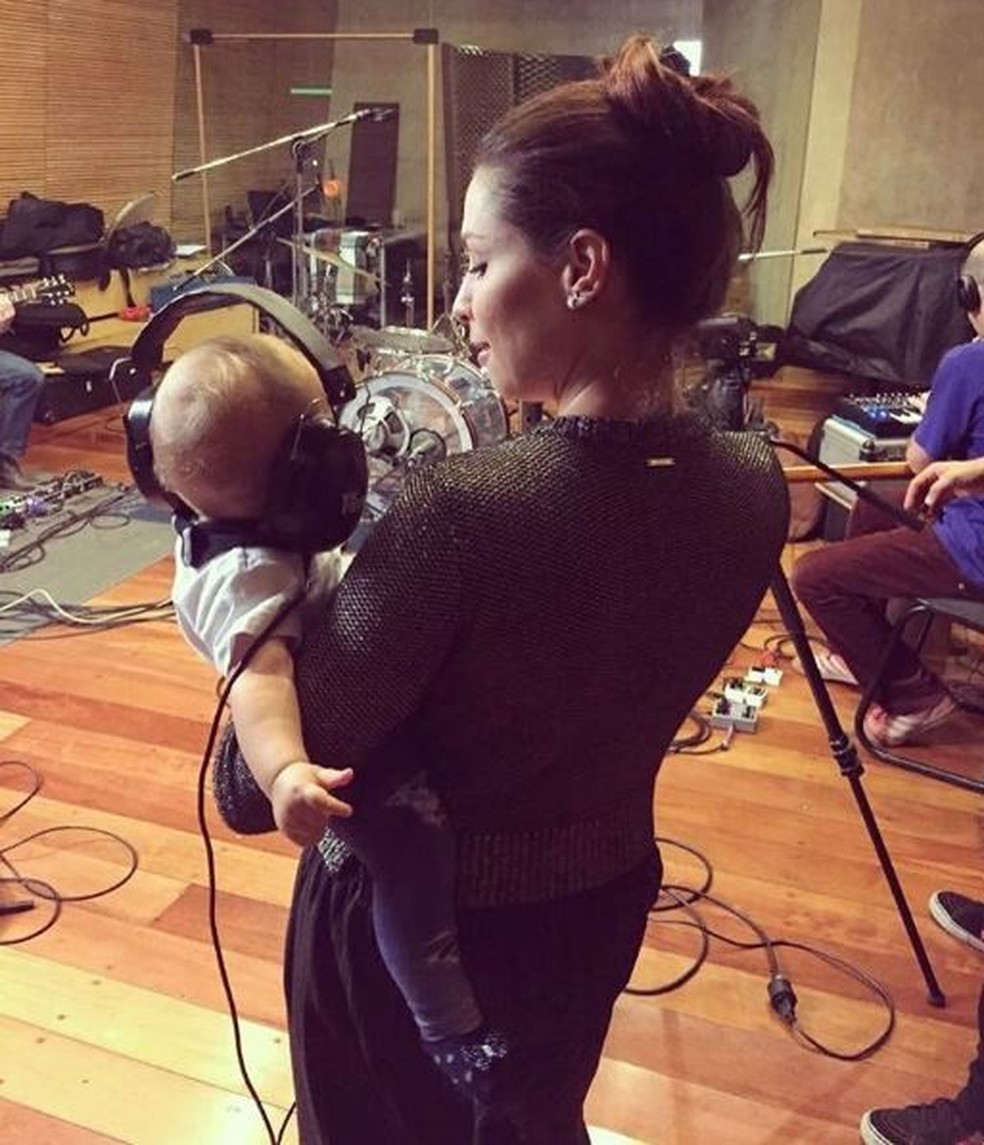 Pitty mostra a primeira vez da filha Madalena em um estúdio de música