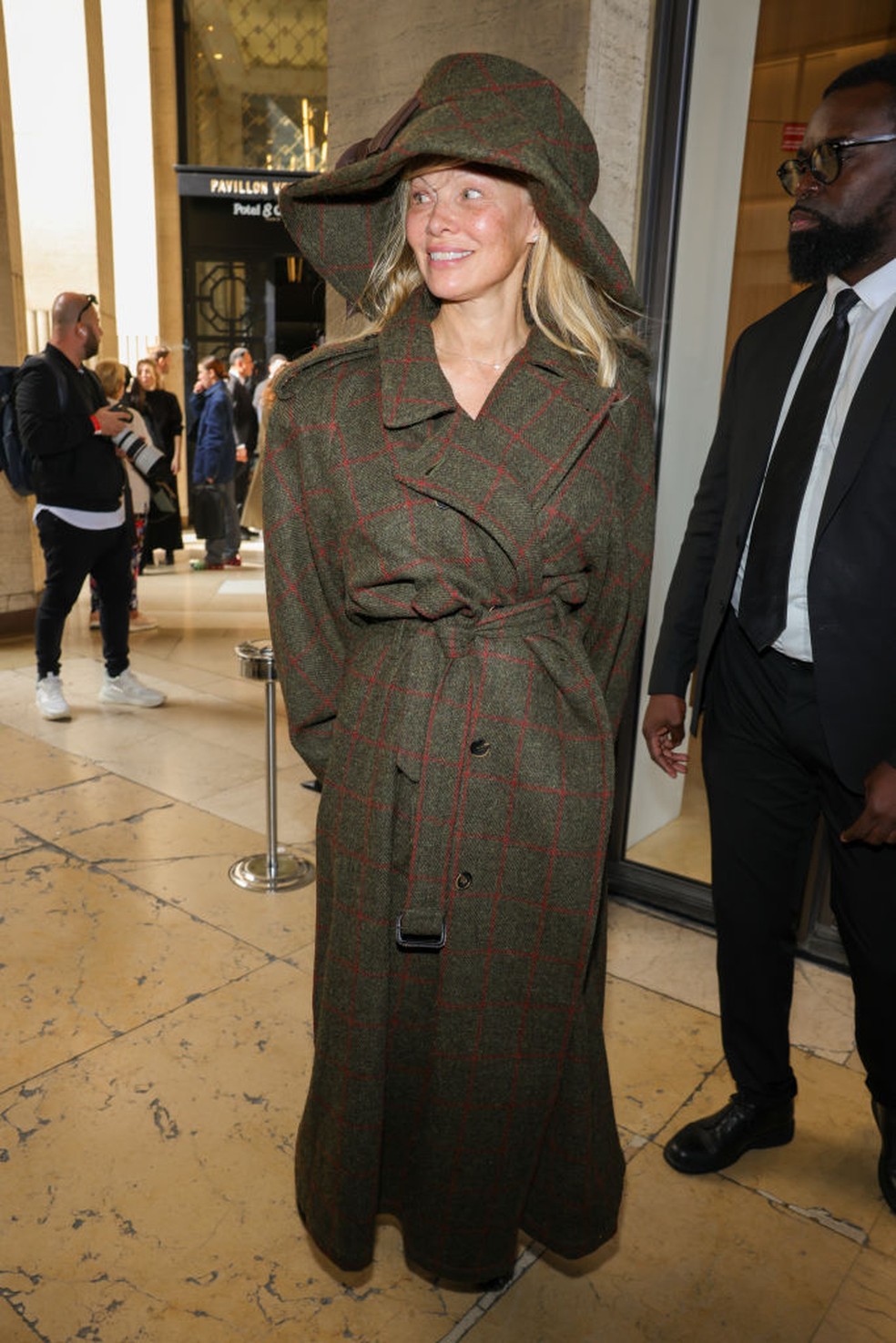 Pamela Anderson exibe beleza natural em nova aparição na Paris Fashion Week