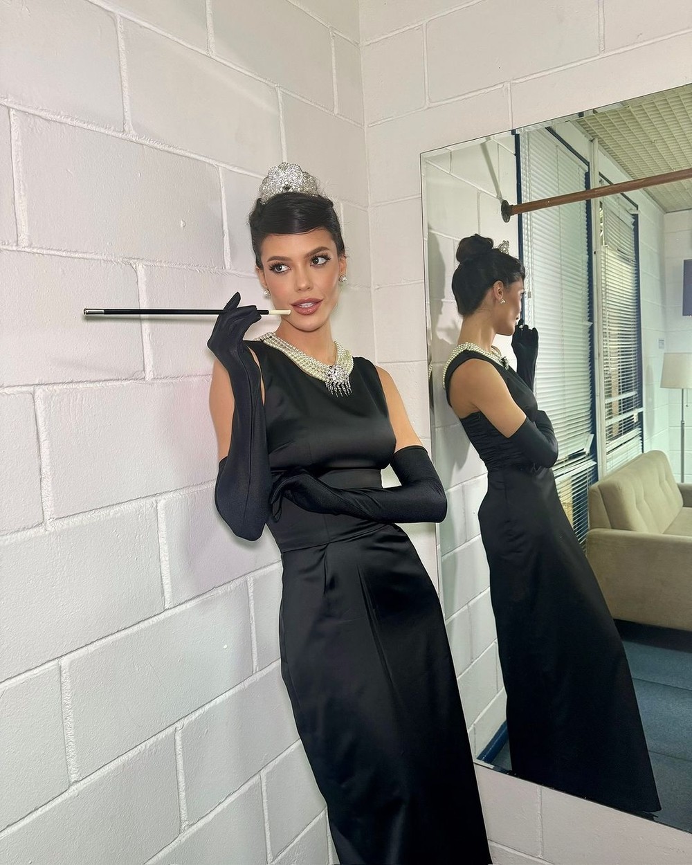 Vitória Strada surge fantasiada de Audrey Hepburn em 'Bonequinha de Luxo'