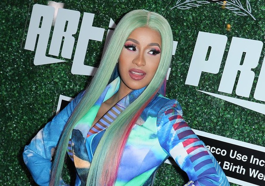 Cardi B mostra pedaço do rosto do filho pela primeira vez: 'Isso é tudo ...