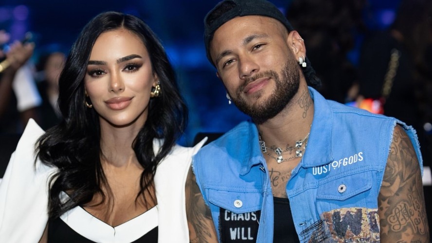 Bruna Biancardi posa em clima de romance com Neymar