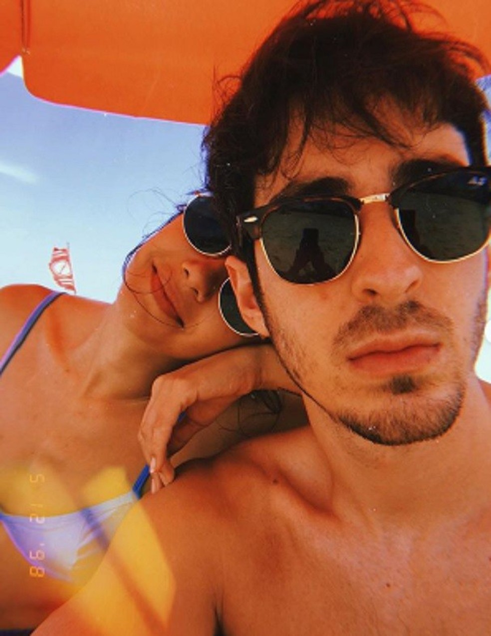 Ana Caetano curte praia com o namorado: 'Carinho'