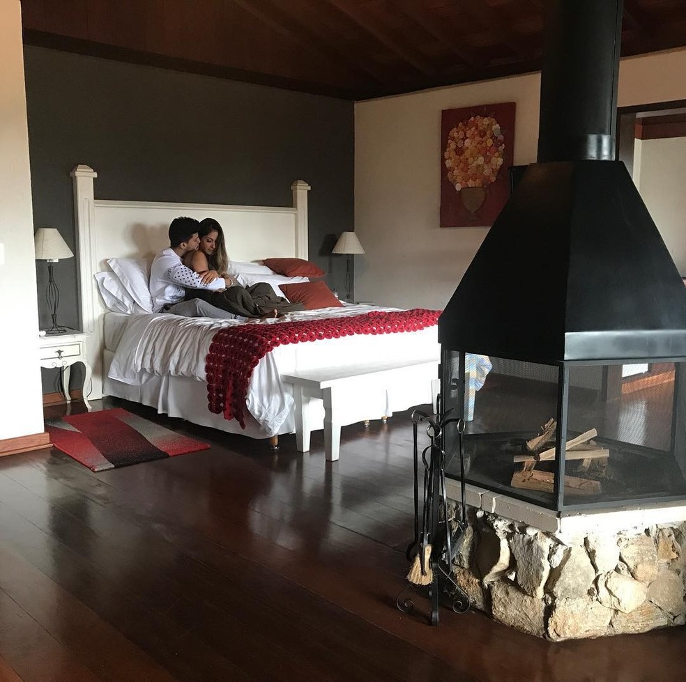 Mayra Cardi posa abraçada na cama com Arthur Aguiar: 'Adorei passar uns ...