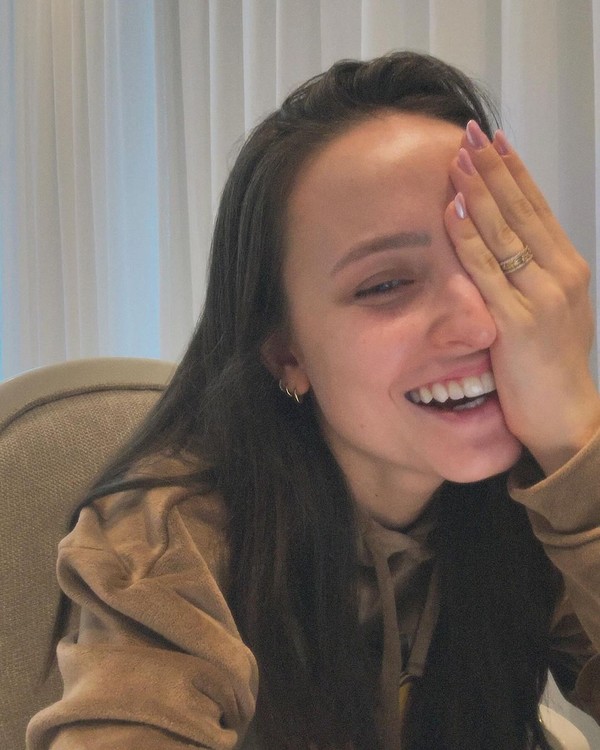 Larissa Manoela publica fotos emocionada e seguidores brincam ...