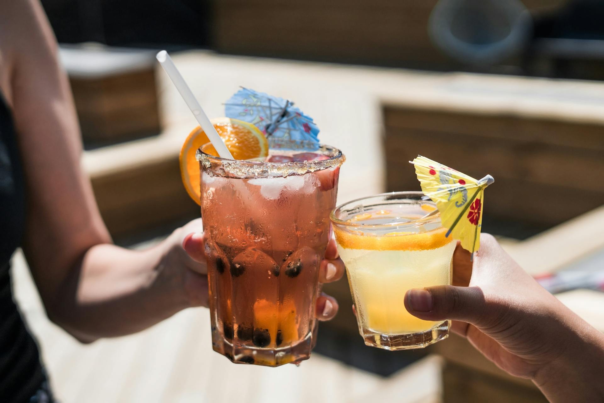 6 receitas de drinks refrescantes para fazer na temporada de verão