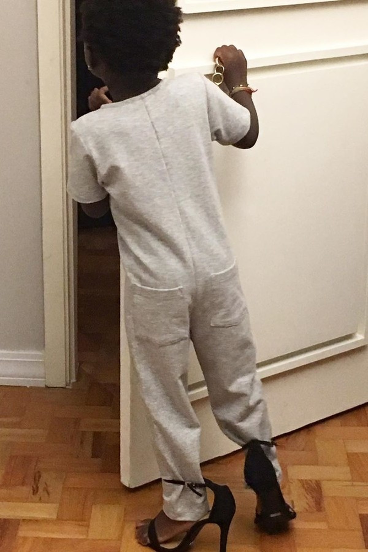 Titi usa salto alto de Giovanna Ewbank