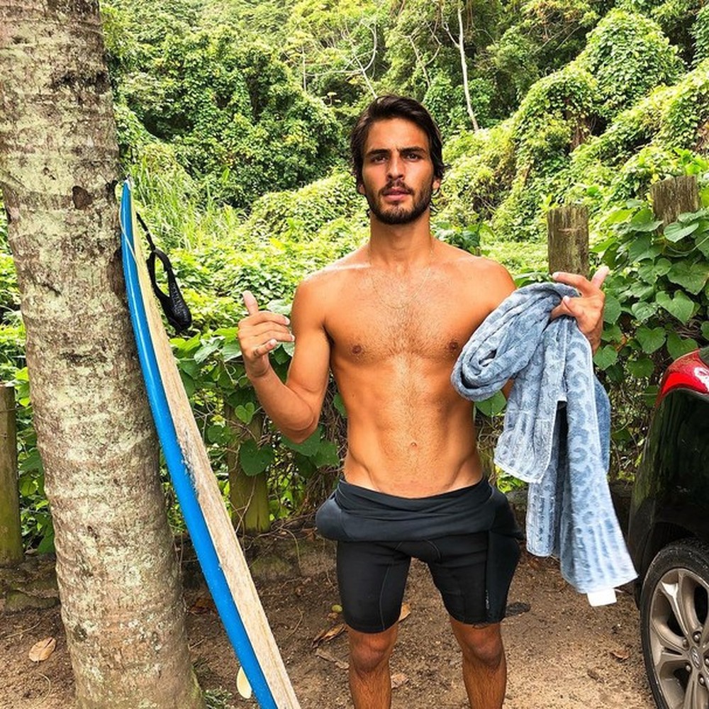 Brenno Leone curte manhã de surf no Rio de Janeiro: 'Vida boa'
