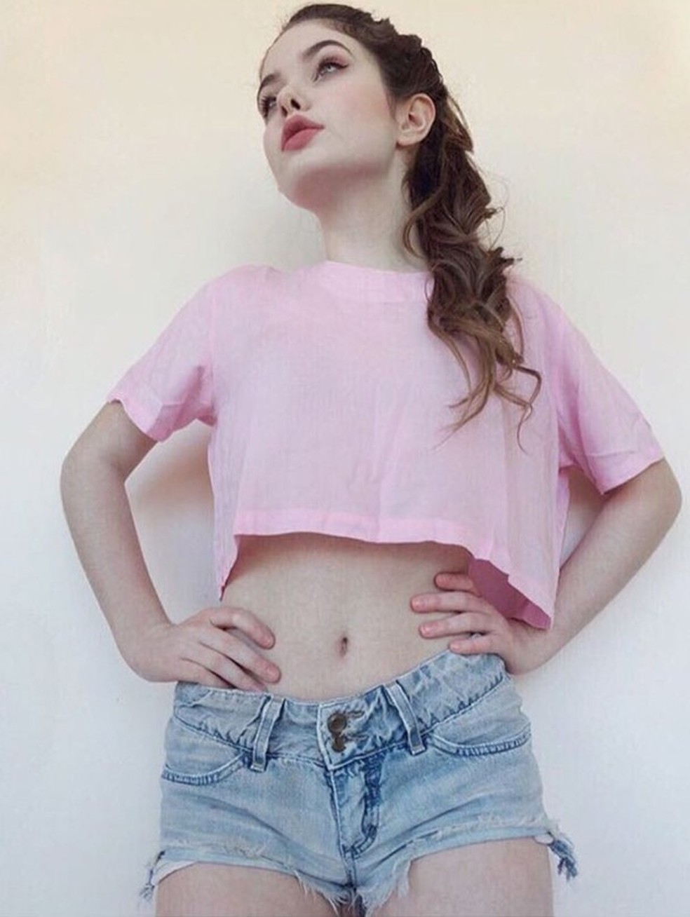 Estreante em 'Dois irmãos', Monique Bourscheid faz sucesso com poses nas redes sociais