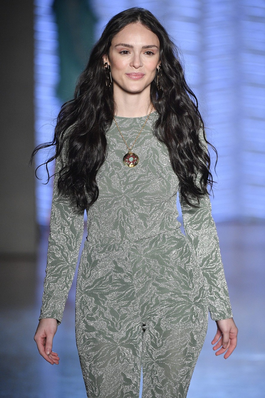 Isabelle Drummond desfila no SPFW N54