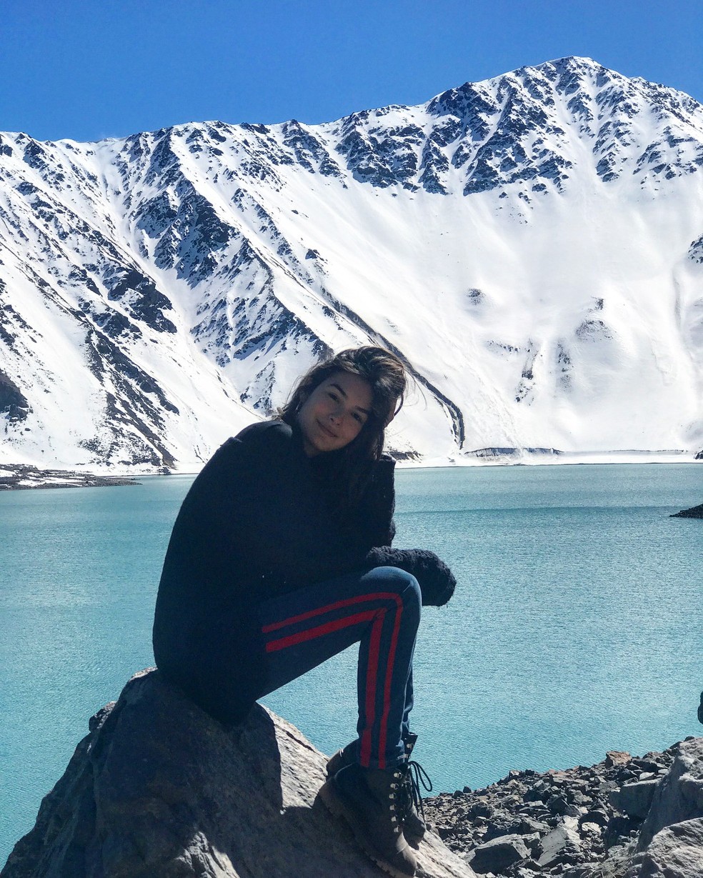 Linda! Marina Moschen posa à beira de rio no Chile