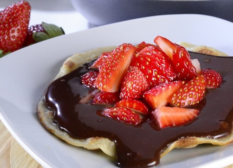 Pizza doce: receita rapidinha com chocolate e morango
