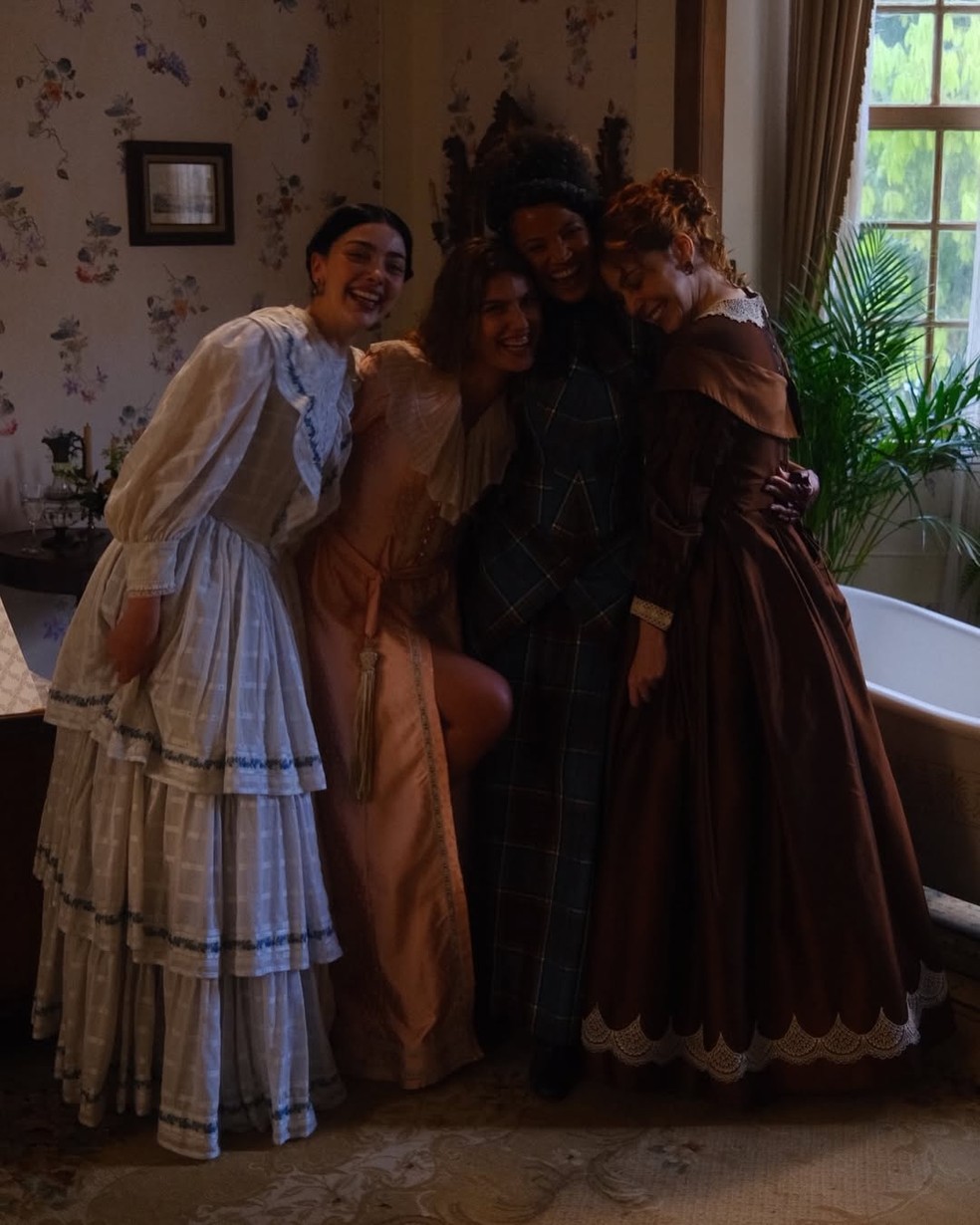 Giovanna Grigio conclui gravações de novo filme de época e mostra ...