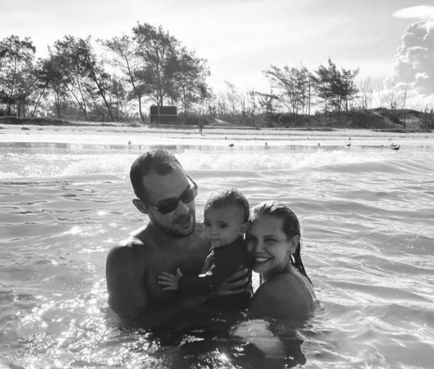 Louise D' Tuani encanta com foto em família na praia