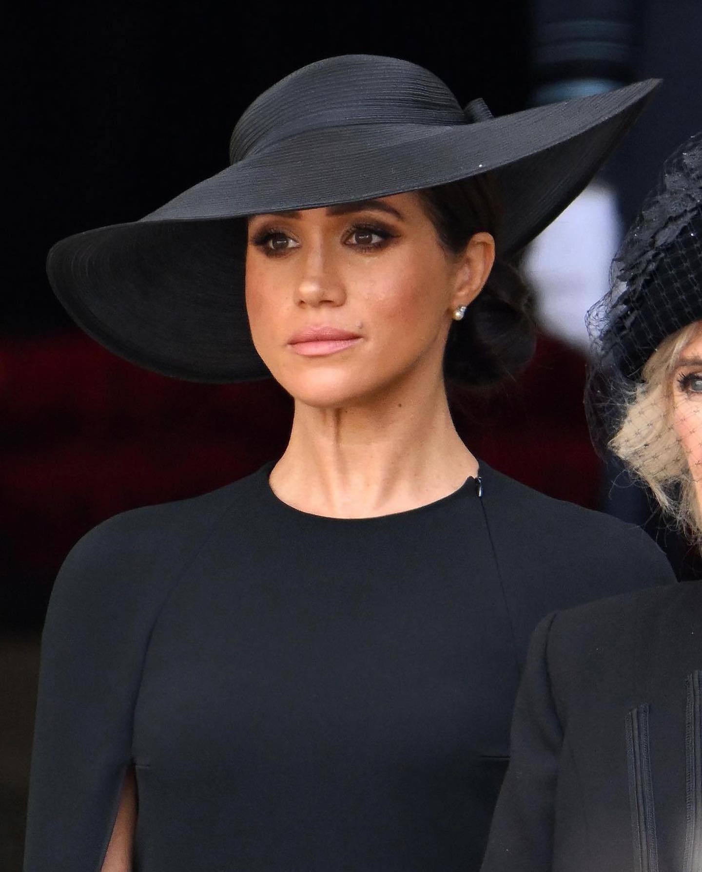 Meghan Markle surge deslumbrante com look dourado ao lado da mãe e do ...