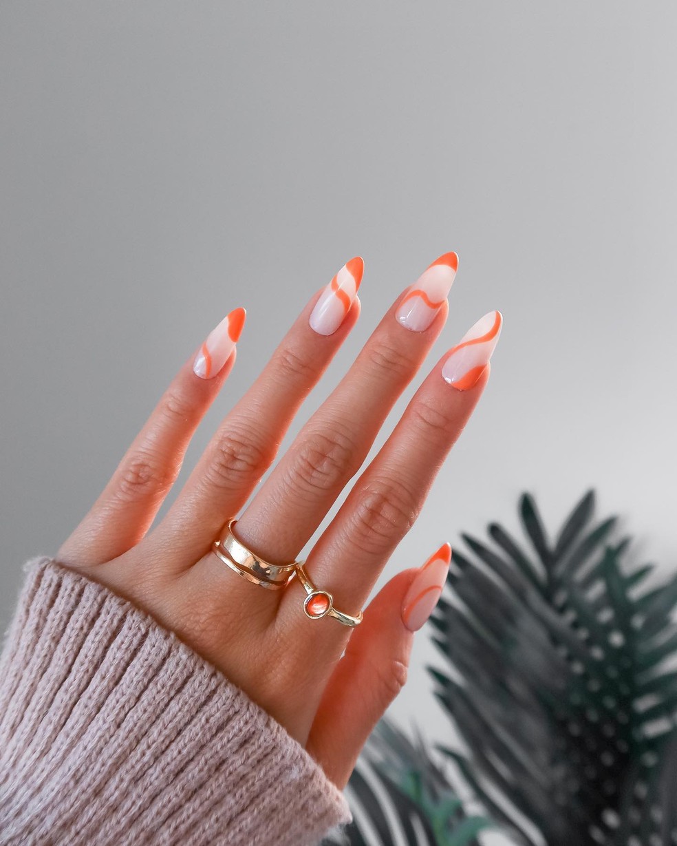Esmalte laranja: 10 inspirações de unhas e nail arts para usar em 2022