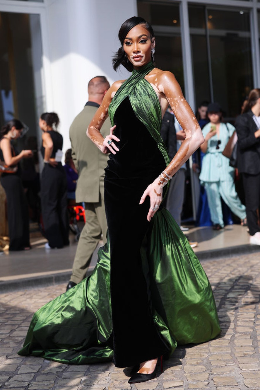 Festival de Cannes 2023: Winnie Harlow aposta em vestido longo bicolor
