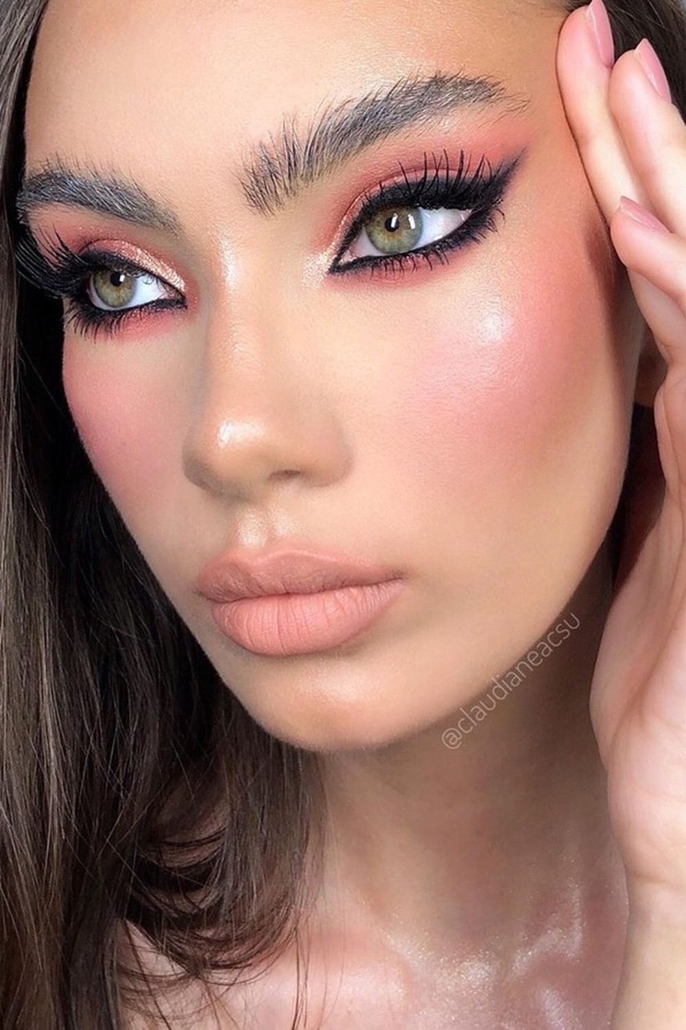 Foxy eyes: o que há por trás da polêmica tendência de beleza?