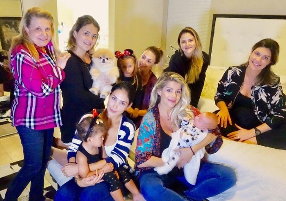 Karina Bacchi se protege do furacão nos EUA na casa de Bella Falconi