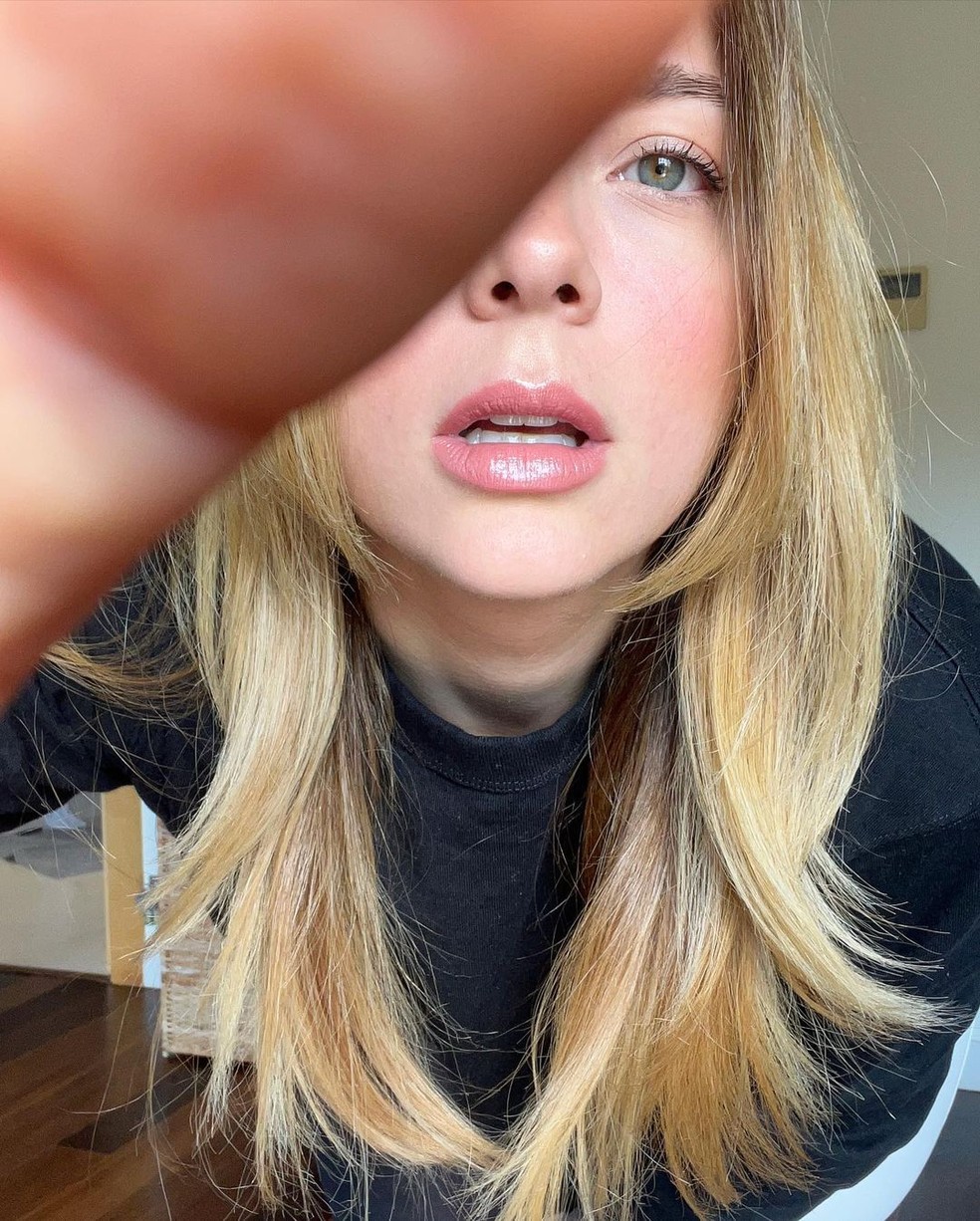 Carol Dantas volta a ser loira e ganha elogio de Neymar: 'Modelete'