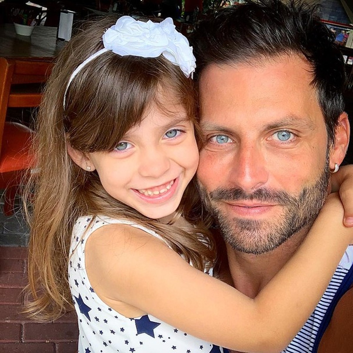 Henri Castelli posa com a filha e semelhança impressiona
