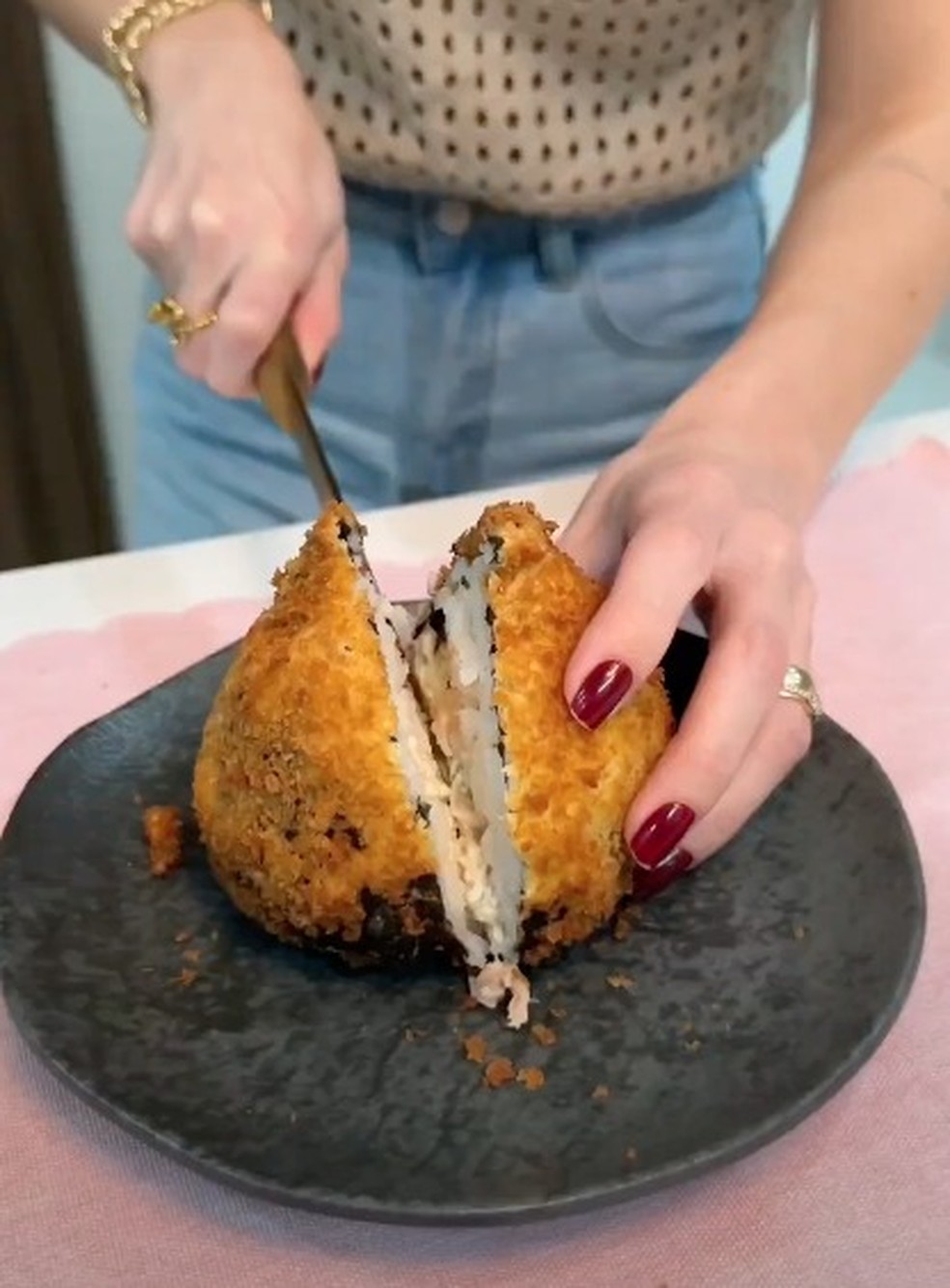 Brasileira viraliza ao criar coxinha gigante de sushi: 'Juntou o melhor dos dois mundos'