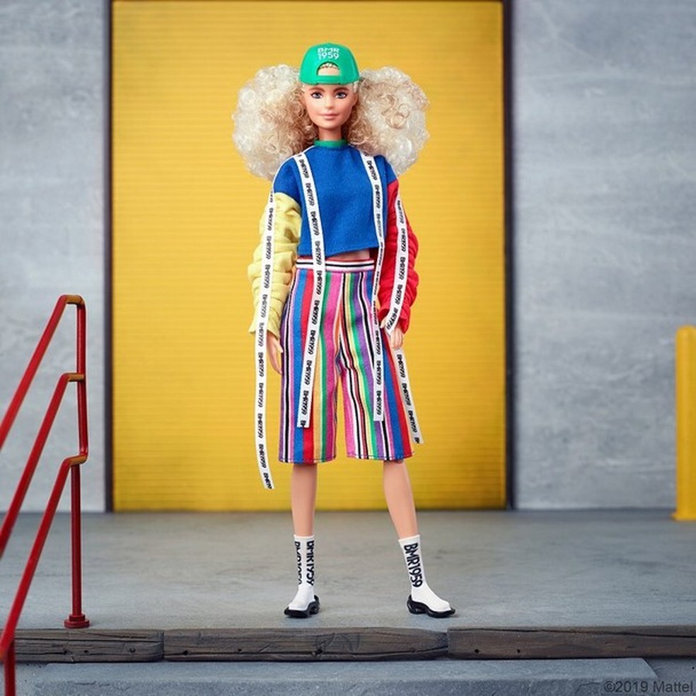 Barbie aparece em versão street style e nós estamos apaixonadas
