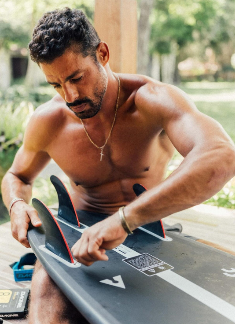 Cauã Reymond ganha elogios ao mostrar preparação para o surfe