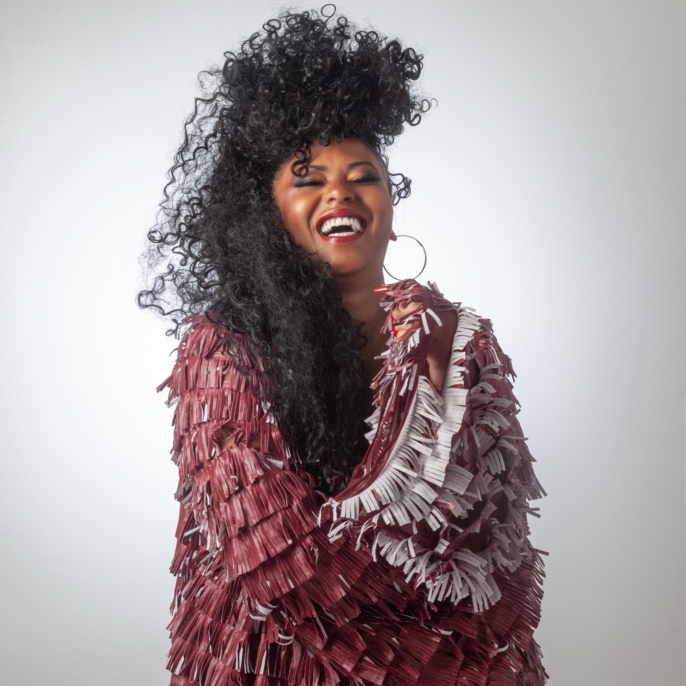 Quem é a única mulher intérprete puxando samba no Carnaval? Conheça ...