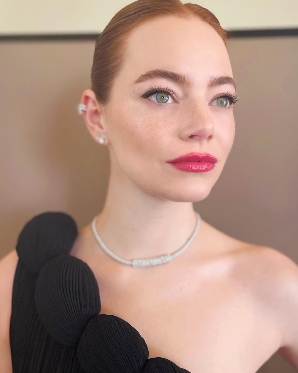 Todos os detalhes do look de beleza de Emma Stone no Critics Choice ...