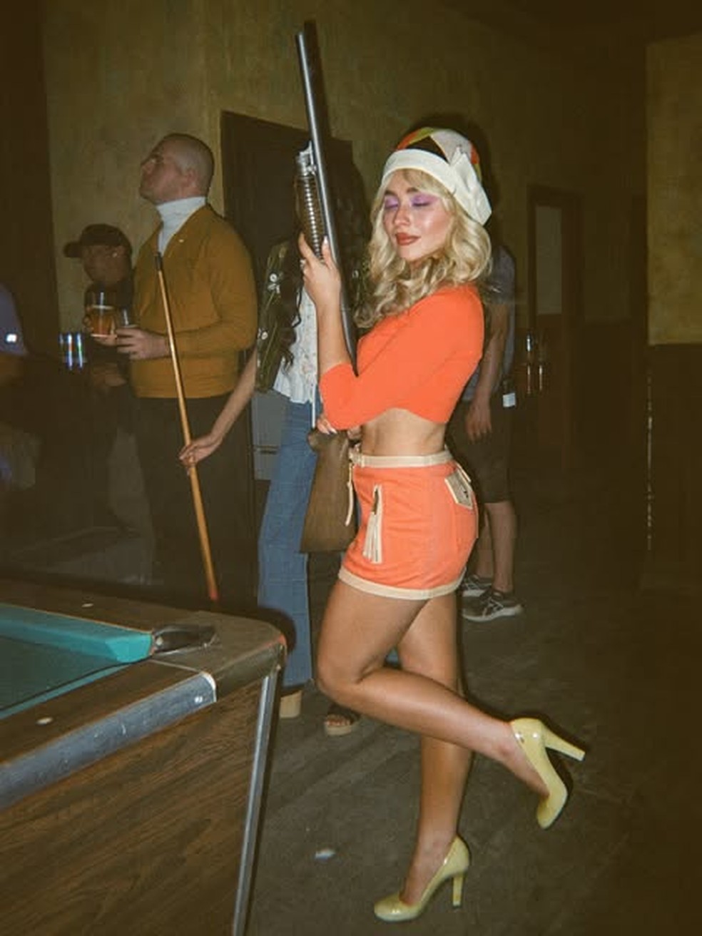 Sabrina Carpenter mostra bastidores e detalhes dos figurinos do clipe ...