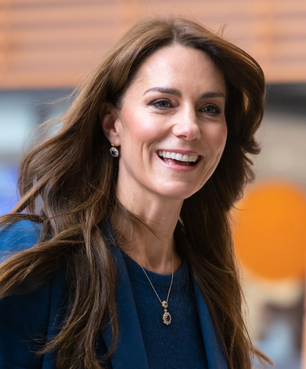 Kate Middleton surge deslumbrante com maquiagem natural em compromisso real