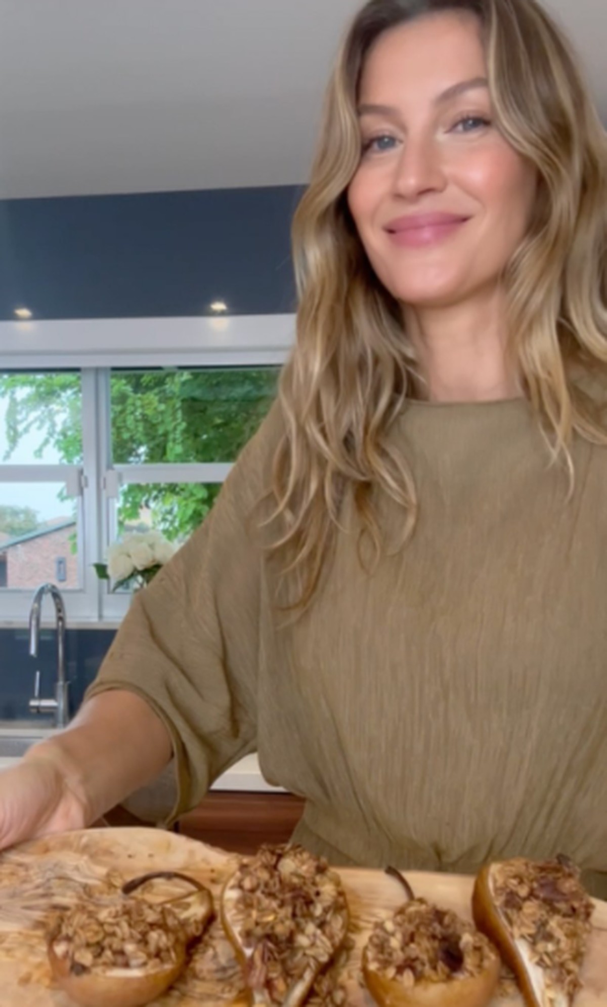 Gisele Bündchen ensina receita de sobremesa com pera e nozes