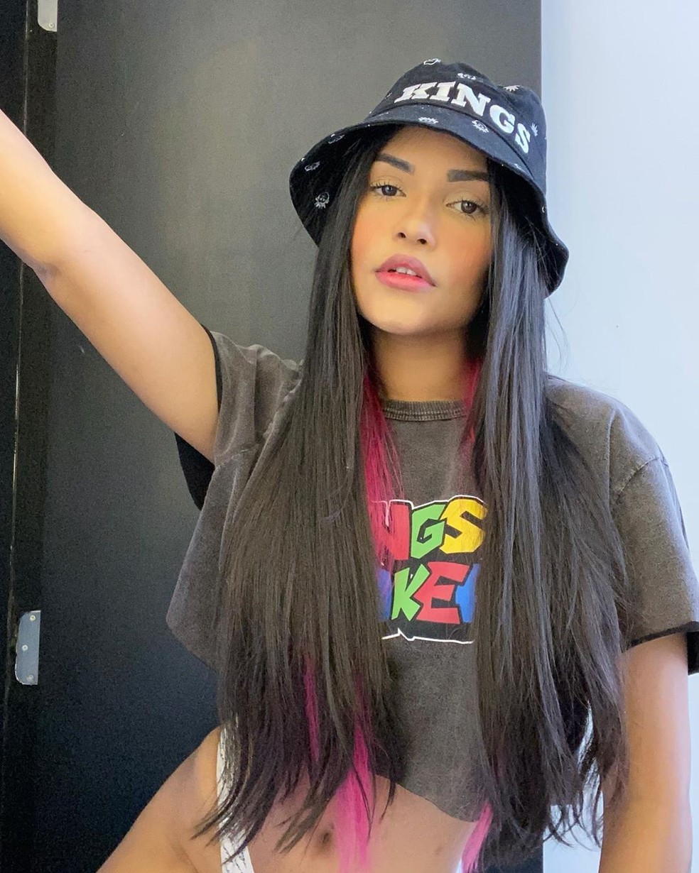 Flay, do BBB 20, choca a internet ao revelar que todo seu cabelo é aplique