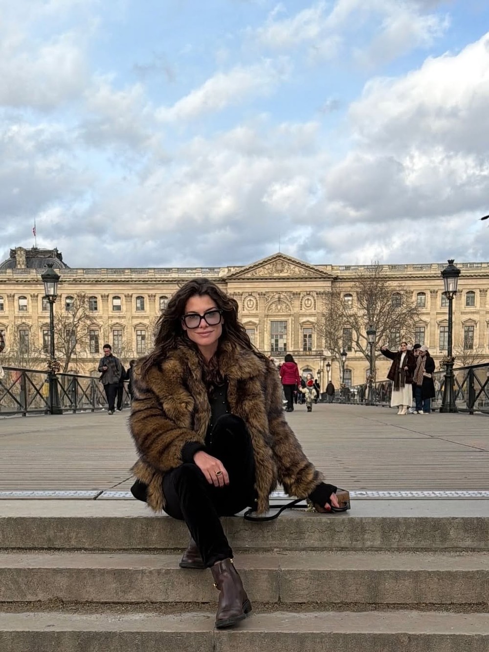Aline Moraes curte férias em Paris ao lado do filho