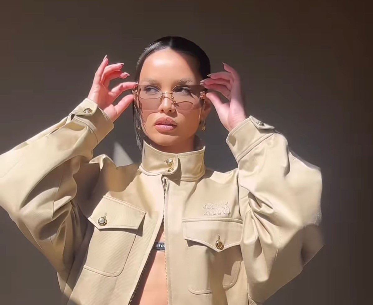 Juliette surge estilosa com look grifado em evento em São Paulo