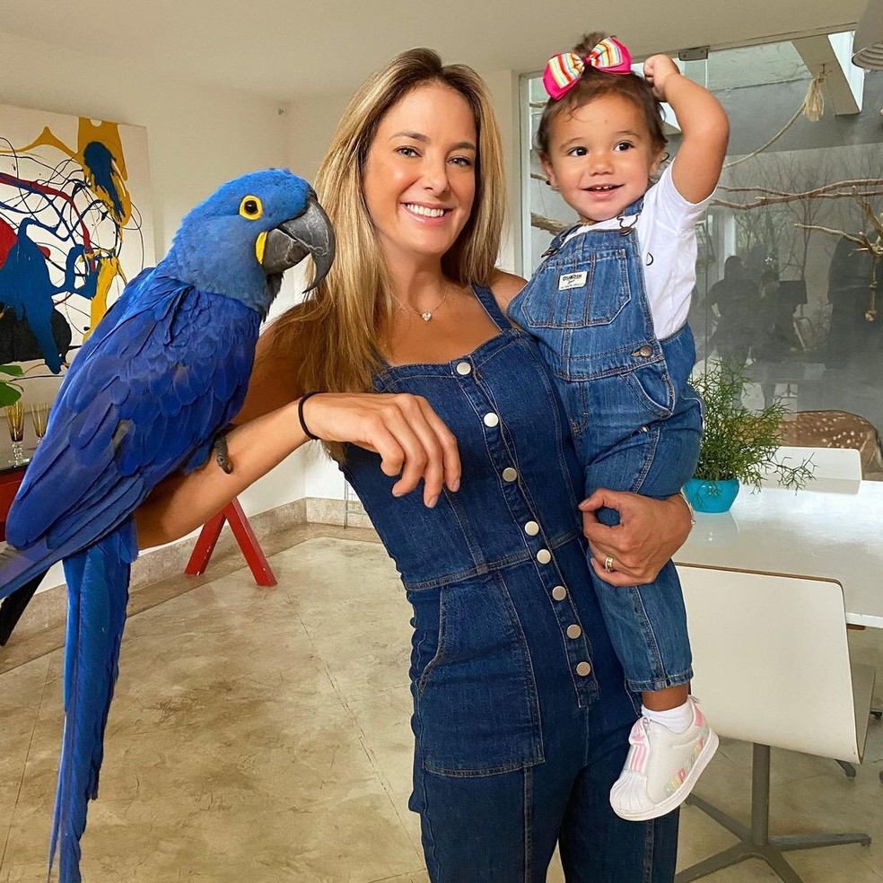 Ticiane Pinheiro combina look com filha e arara
