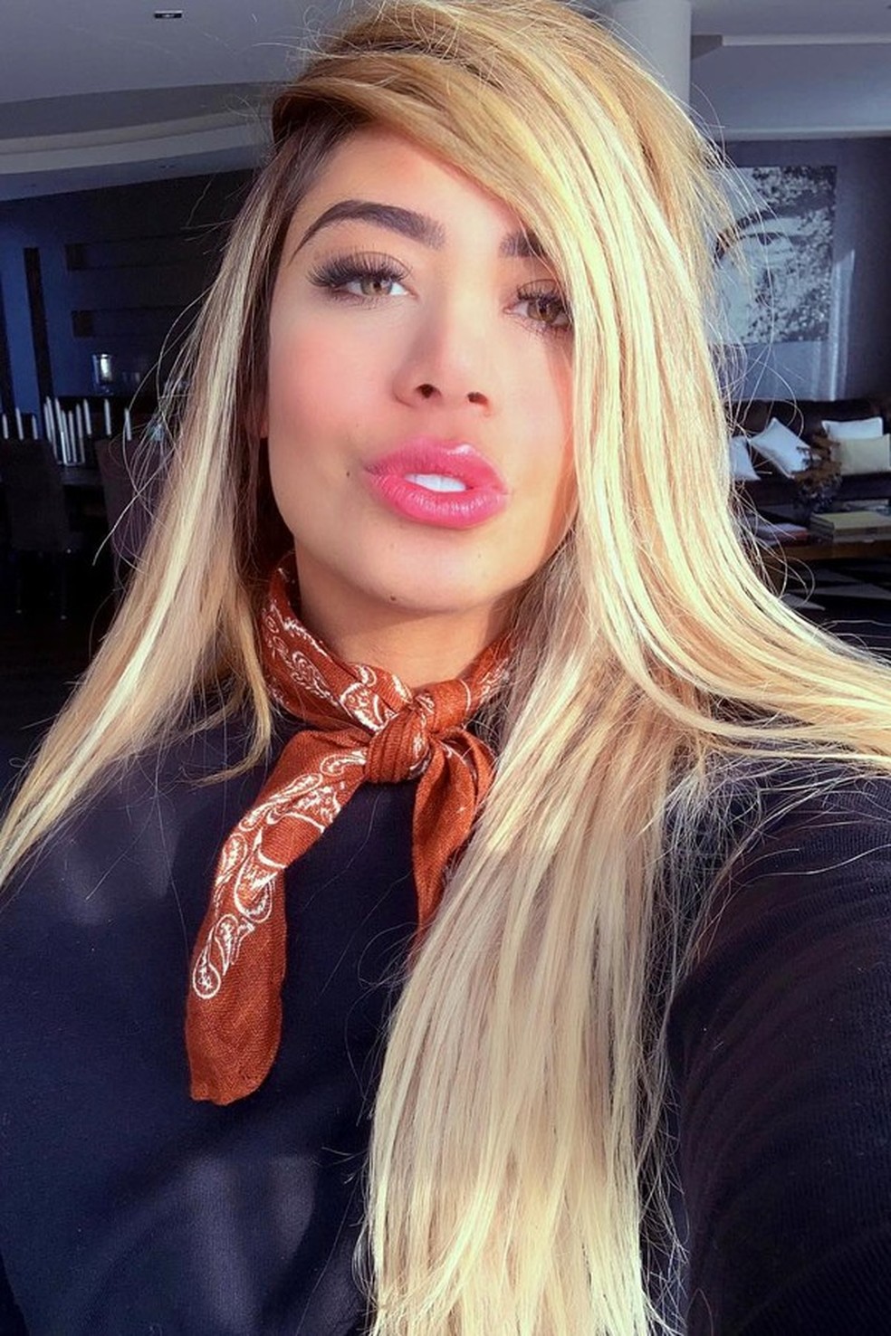 Rafaella Santos capricha no carão em Paris