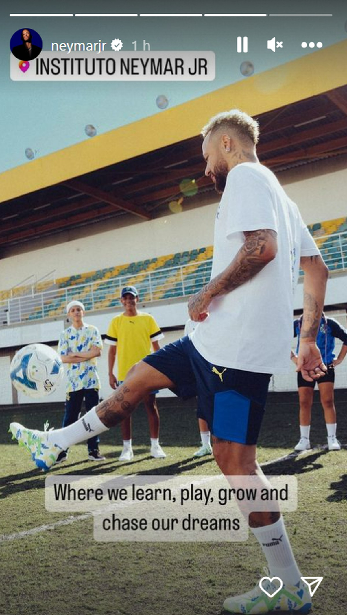 Neymar visita Instituto Neymar Jr, no litoral de São Paulo